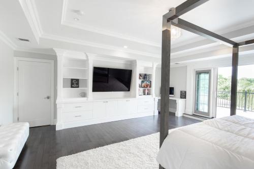 Luxury 4BR Magical Oasis Villa Mansion with Indoor Basketball Court and ...