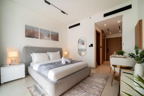 Beautifully Furnished Studio in Binghatti Azure, दुबई की (2026 के लिए ...