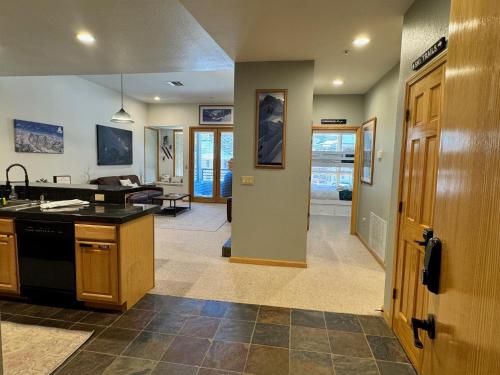 Ski-in-Ski-out Family Condo steps away from lifts, Kirkvudas ...