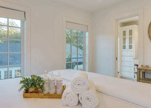 2 Home Estate | Pool + Fire Pit | Walk Downtown, Austin (prezzi ...