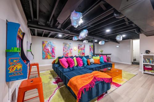 Modern Luxe 3B2B - Hot Tub - Game Room - EV Charger - Walk to Downtown LS, Lees Summit (vuoden ...