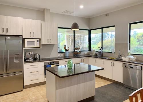 Large Streaky Bay Farmhouse with Surf Beach Access Streaky Bay (ราคาอัป ...