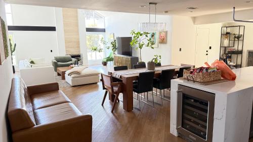 Relaxed, Modern, SoCal Living Near the Beach, Huntington Beach (preços ...