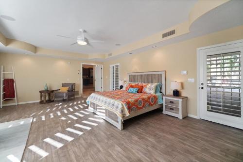 Iconic Million-Dollar Luxury Villa w Sports Court, Putt-Putt, Private ...