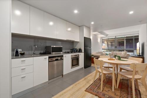 Modern CBD Aparment with Workspace and Fast WiFi، سيدني (أسعار محدثة ...