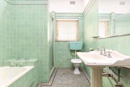 Sunny Female Home next to train station, Sydney (tarifs actualisés pour ...