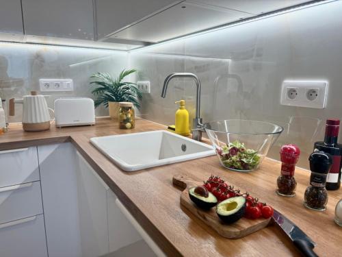 apartino - FREE parking, balcony, easy city access, metro station ...