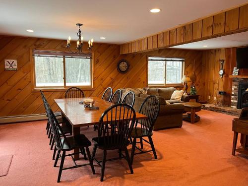Chalet With Mountain View Steps From Shuttle, West Dover (prezzi ...