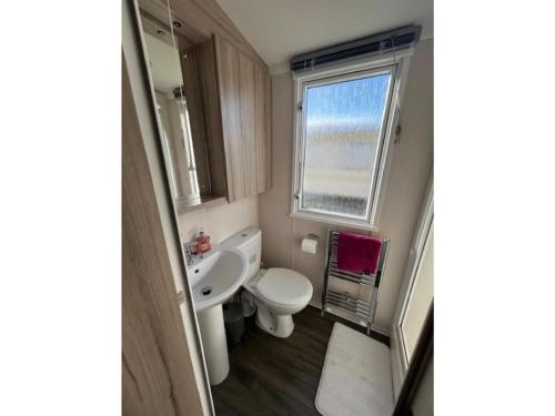 Modern 3-Bedroom Caravan Near Beach at Ty Mawr Holiday Park, Kinmel Bay ...