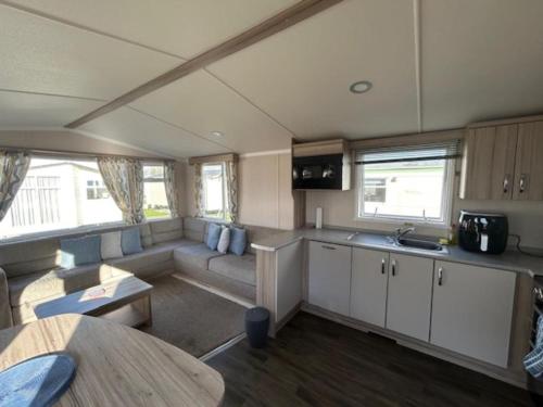 Modern 3-Bedroom Caravan Near Beach at Ty Mawr Holiday Park, Kinmel Bay ...