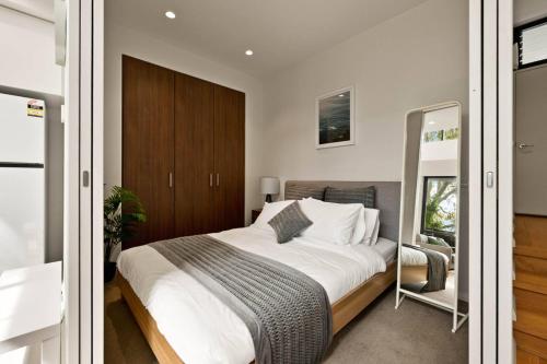 Urban One-Bedroom Near UNSW, Hospitals, Light Rail, Parking, Sydney ...