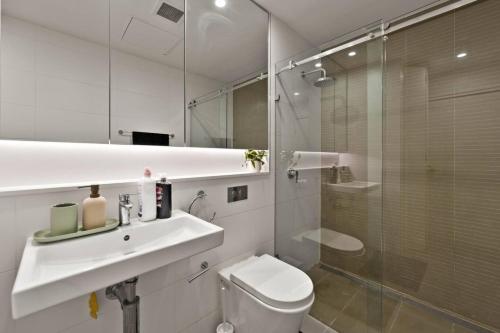 Urban One-Bedroom Near UNSW, Hospitals, Light Rail, Parking, Sydney ...