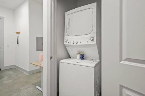 Loft| Near Medical City & Galleria |Pool| King Bed, Inwood (tarifs ...