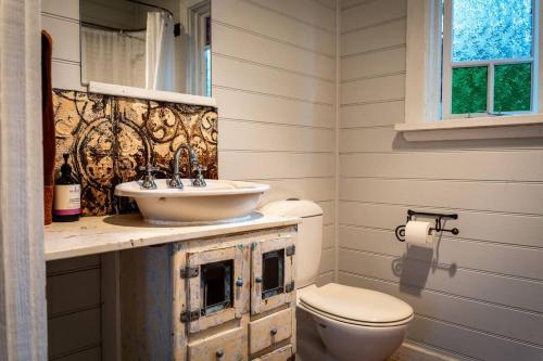 Buttercup Oasis Rustic Cabin Hot Tub and Firepit, Leura (harga terbaru ...
