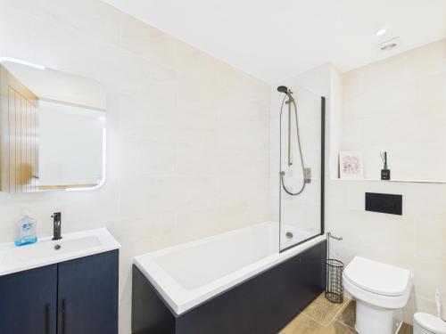 Modern Townhouse with Garden and Log Fire, Royal Tunbridge Wells (giá ...