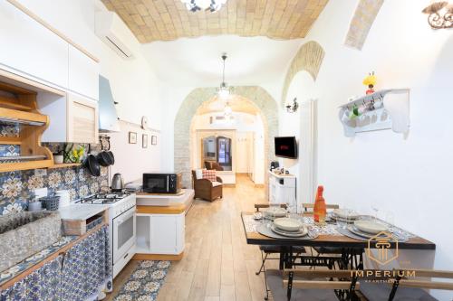 Imperium Residence - 100mt to metro, private Patio, A-C, 2-4 pax, רומא ...