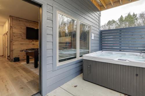 Indoor Pool, Hot Tub and Games! Pigeon Forge Cabin، بيدجن فورج (أسعار ...