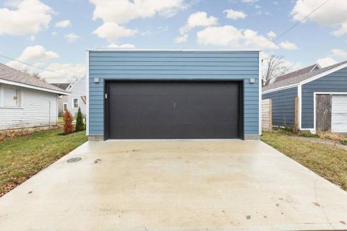 Modern Mansion Near FSQ Walkable Family Friendly & Garage, Indianapolis ...