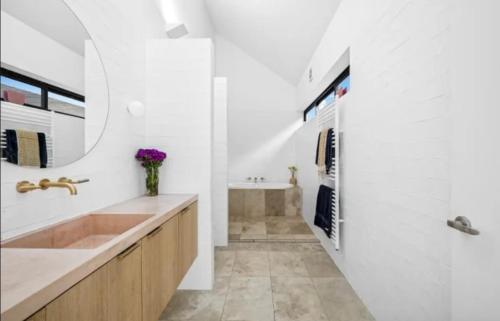 Sunset Ridge Retreat, stunning large home & pool, Orange (2026 ...