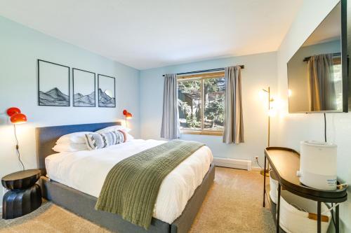 2 Mi to Eagle Lodge! Multi-Level Haven with Hot Tub, Old Mammoth ...