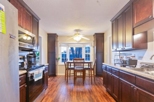 3BR • Deck + BBQ + Firepit • Close to Cape Fear, Hope Mills (prezzi ...