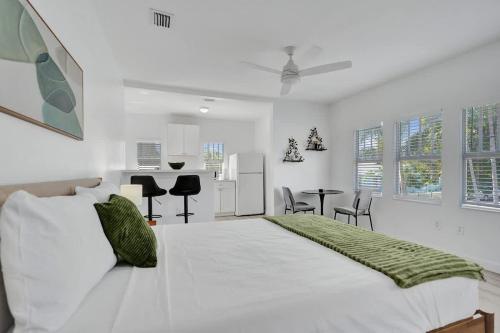 Modern Studio w Kitchen and Pool at Lake Worth（レイク・ワース）：（最新料金：2026年）