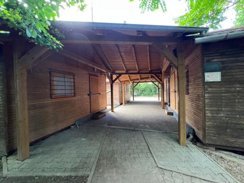 Rekreační chatky na Fotbalovém stadionu Senec, Сенец (обновени цени за ...