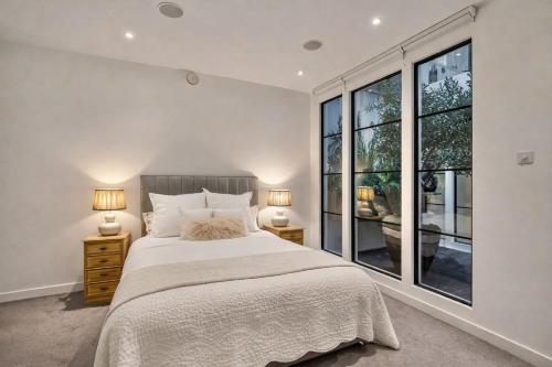 Ultra Luxury Home - Glass Atrium, AC, Terrace, Londra (prețuri ...