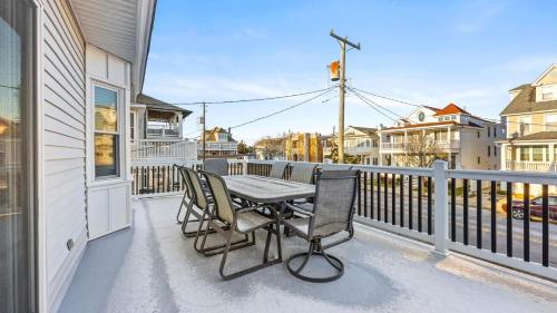 NEW 3BR - 2 Blocks OCNJ to Beach - Sleeps 10, Ocean City (tarifs ...