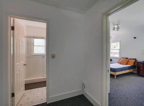 Venice Bungalow Near Abbot Kinney and Beach, Лос Анджелис (обновени ...