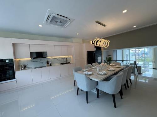 Luxury villa with sea view, pool and maid, Pantai Patong (harga terbaru ...