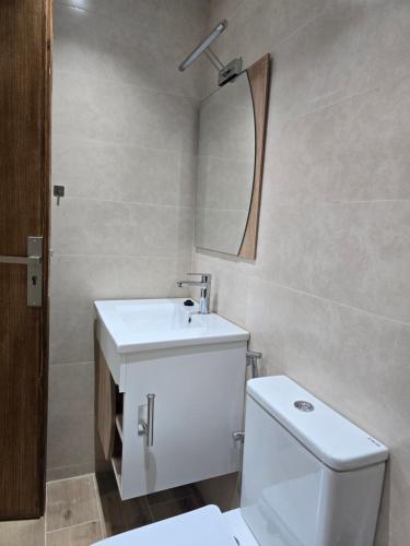 Große Terrasse & Zimmer mit Klimaanlage, neues Badezimmer, Fez (precios ...