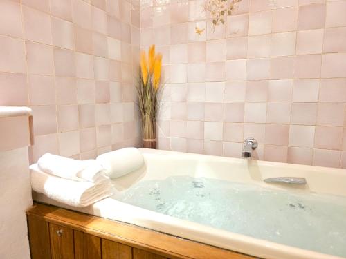 Art Déco et Spa Vue Gassendi King Size Clim, Digne Les Bains (nove ...