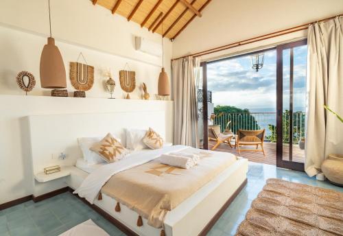 Stylish villa overlooking the sea and volcano, Sampalan (prezzi ...