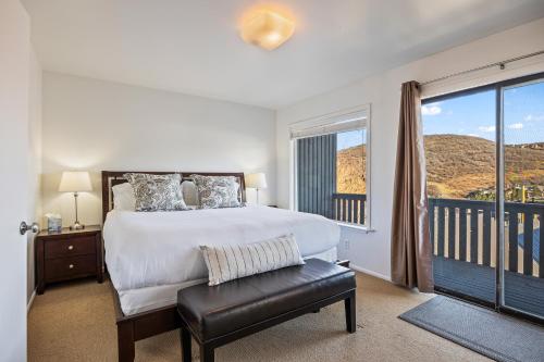 Unbeatable Location, Cozy Studio, Ski-In Ski-Out, Main Street Access ...