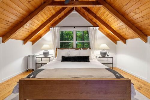 Modern Log Cabin - Hot Tub, Fire Pit, nature haven, Blue Ridge ...