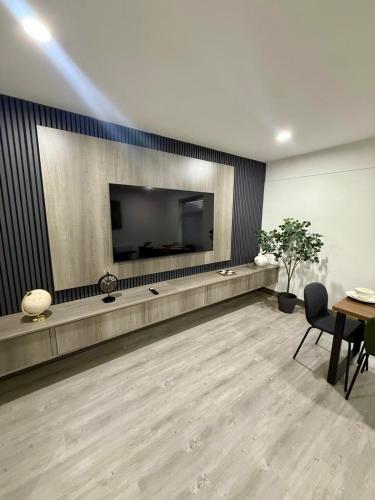 Brand New 4 bed Stunning Spacious Flat In Shepshed, Shepshed (preços ...