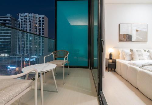 Studio in Binghatti Azure with Pool and Gym, Dubai (cập nhật giá năm 2026)