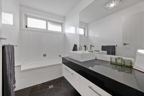 Crystal Palace Kilcunda Luxury Coastal Stay with Ocean Views, Spa ...