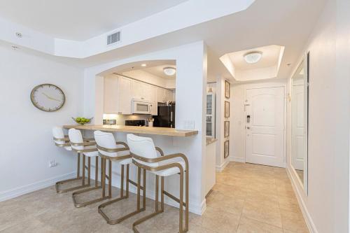 Modern Condo Near Downtown and Beaches with Office, Naples (vuoden 2026 ...