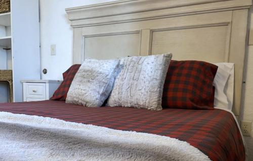 Ski in and out-King-Canyon-Silverado-Coffee and Tea Bar-Steam-Pool-Hot ...