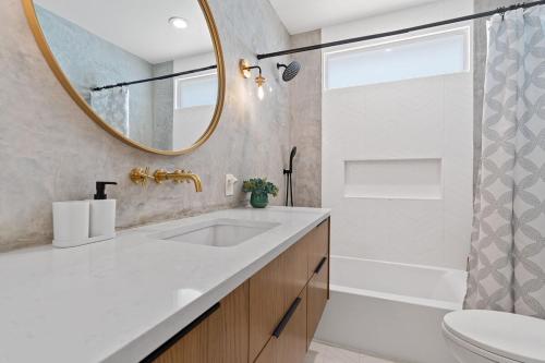 Bright Renovated ATX Home with Yard and Cowboy Pool, Austin ...