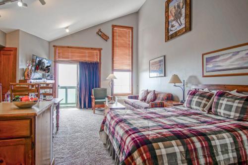 Rimfire 406: Slope Side, Large open studio full kitchen and high ...