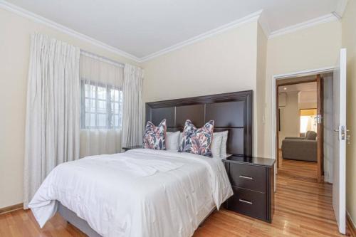 Super Spacious Fun Home With Pool, Den and Bar, Johannesburgo (precios ...