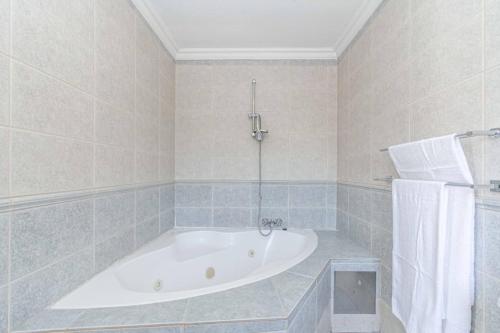 Super Spacious Fun Home With Pool, Den and Bar, Johannesbourg (tarifs ...