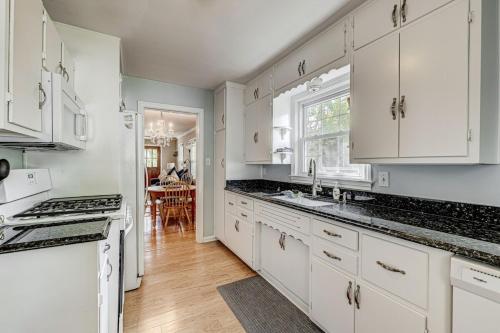 Charming bungalow deck & fire pit- Family Friendly, Allisonville ...