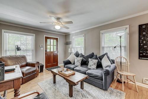 Charming bungalow deck & fire pit- Family Friendly, Allisonville ...