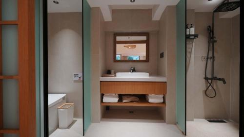 Dali Ancient City Pedestrian Street Meishu B & B (Red Longjing Shop ...