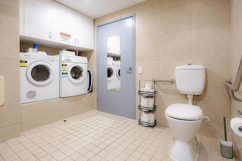 Darwin Apartment Hotel, Kitchen & Pool& Car Park, Darwin (precios ...