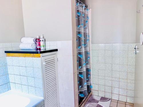 3 bed with ensuite Solar backup WIFI close to shops, Harare (preços ...